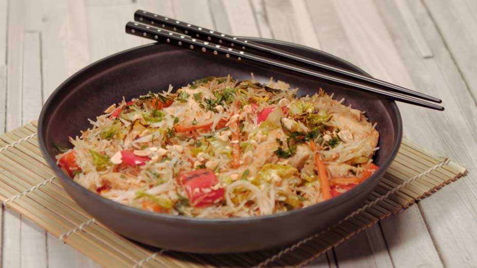 Pollo con Repollo Chino y Fideos de Arroz | Go Red for Women